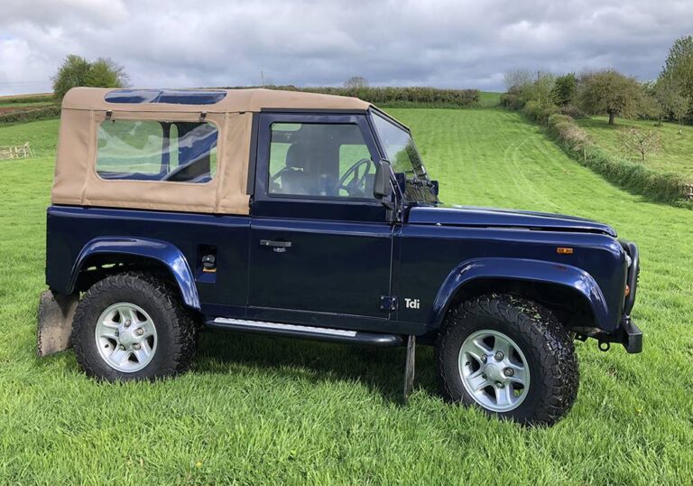 LAND ROVER DEFENDER 90 – SAND HOOD IN METALLIC OXFORD BLUE | TATC