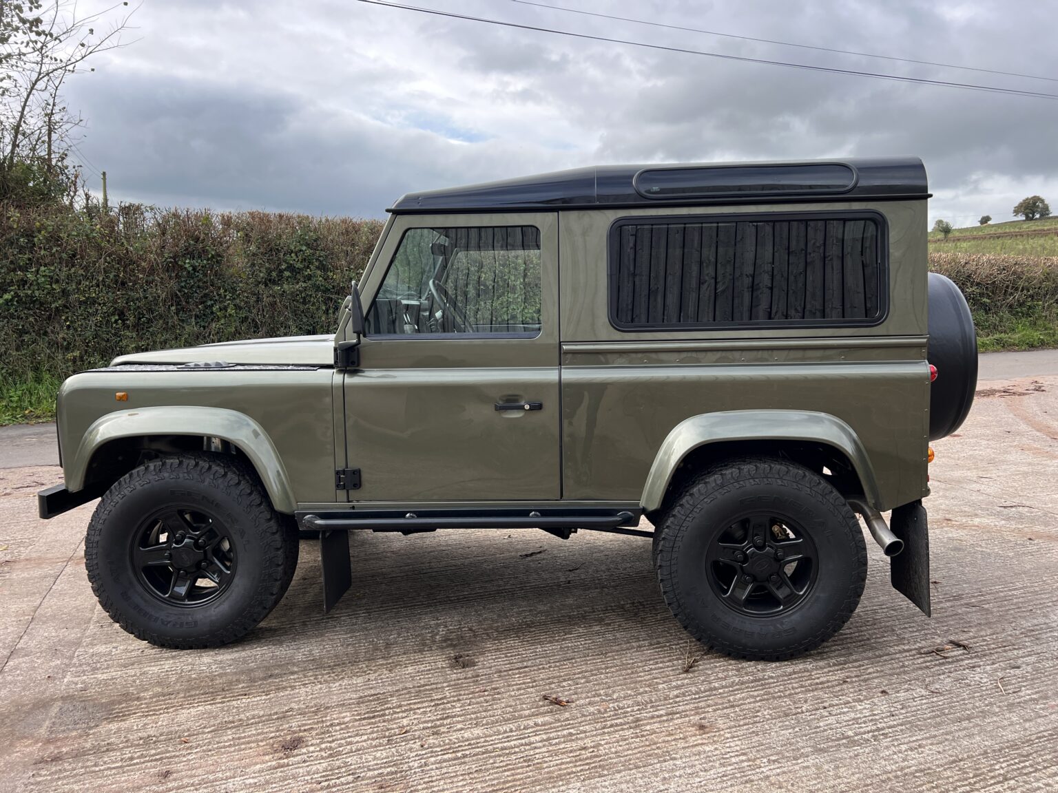The 1990s Land Rover Defender | History & Classic Features